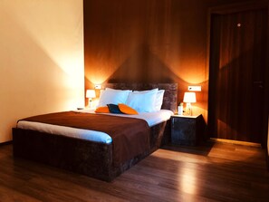 Quarto Duplo ou Twin Standard | Roupa de alta qualidade, secretária 