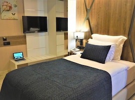 Quarto solteiro standard | Roupas de cama premium, frigobar, cofres nos quartos, escrivaninha