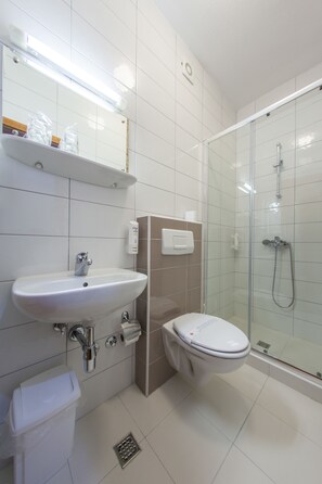 Chuveiro, chuveiro com efeito de chuva, produtos de toalete grátis