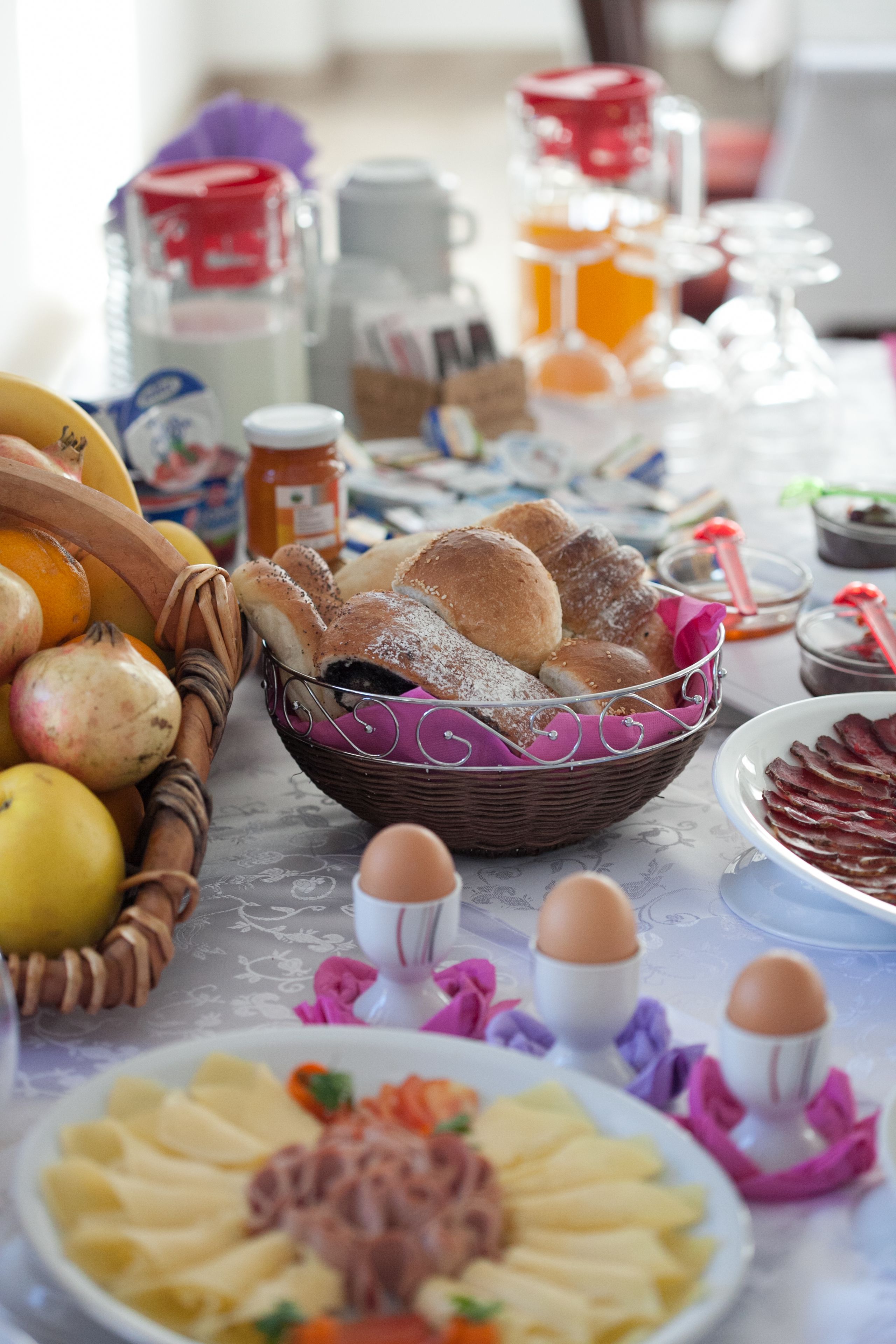 Um buffet de café da manhã com diversos alimentos e bebidas.
