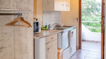 Suite Júnior (Split Level) | Kitchenette privada | Um frigorífico, uma placa de cozinha, uma cafeteira/bule