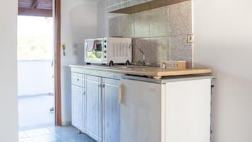 Estúdio, vista para o jardim | Kitchenette privada | Um frigorífico, uma placa de cozinha, uma cafeteira/bule