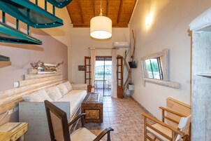 Suite Júnior (Split Level) | Sala de estar | TV de ecrã plano 