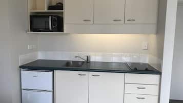 Geladeira, micro-ondas, cooktop, chaleira elétrica
