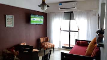 Apartamento Comfort, 1 quarto, Vista para a cidade | Sala | Televisor de ecrã plano de 32 polegadas com canais por cabo, televisor