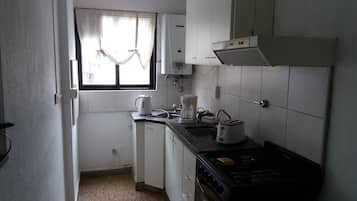 Apartamento conforto, 1 quarto, vista para a cidade | Cozinha privada | Geladeira grande, micro-ondas, fogão, cooktop