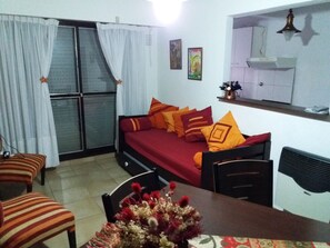 Apartamento Comfort, 1 quarto, Vista para a cidade | Sala | Televisor de ecrã plano de 32 polegadas com canais por cabo, televisor 