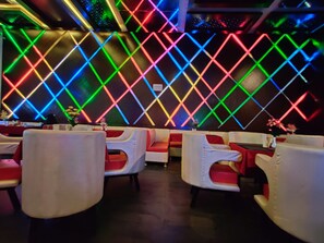 Pequenos-almoços, almoços, jantares servidos, cozinha internacional 