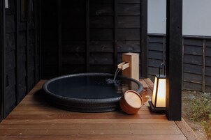 Quarto Premium (Japanese-style) | Casa de banho | Um polibã e uma banheira separados, uma banheira de imersão total 