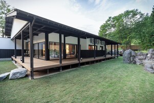 Casa de Luxo | Edredões de penas, cofre no quarto, com decoração personalizada 