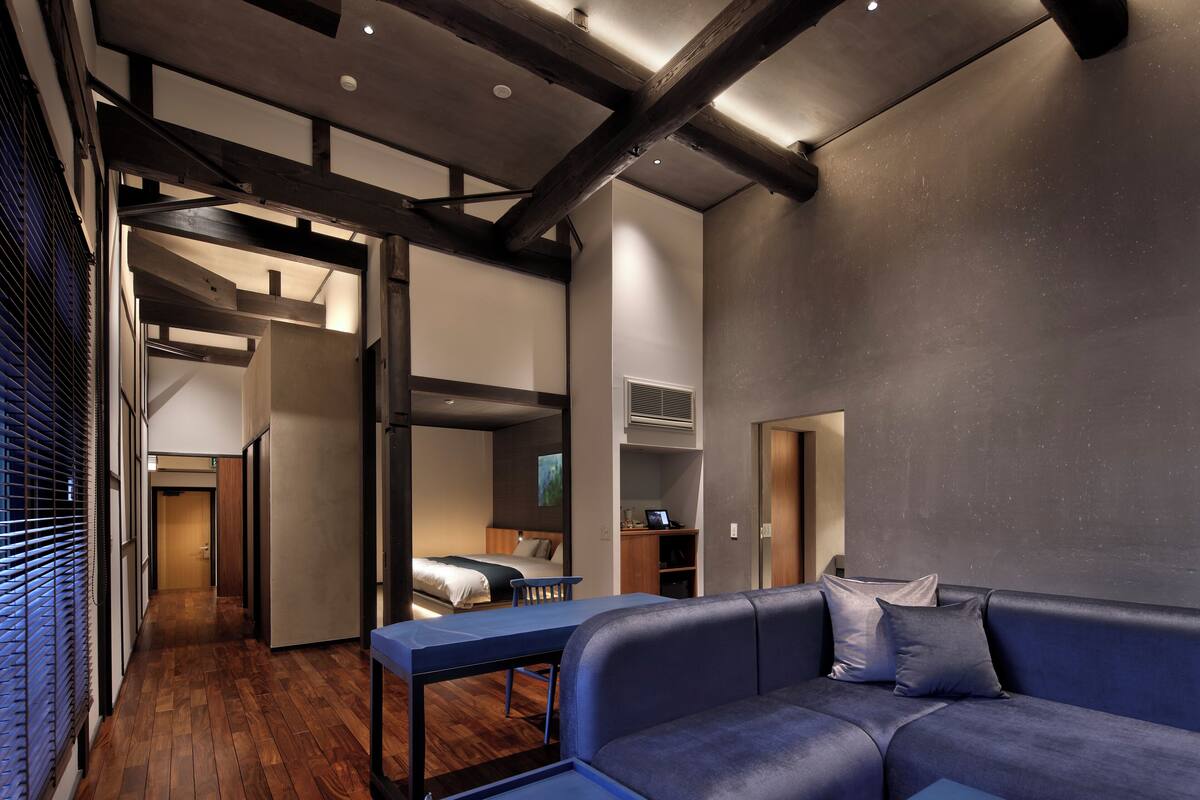 Um interior moderno com um sofá, uma mesa e uma cama.