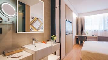 Um polibã, um secador de cabelo (mediante pedido), roupões