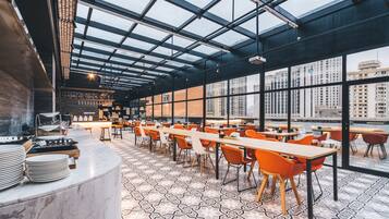 Pequeno-almoço tipo buffet diário (48 CNY por pessoa)