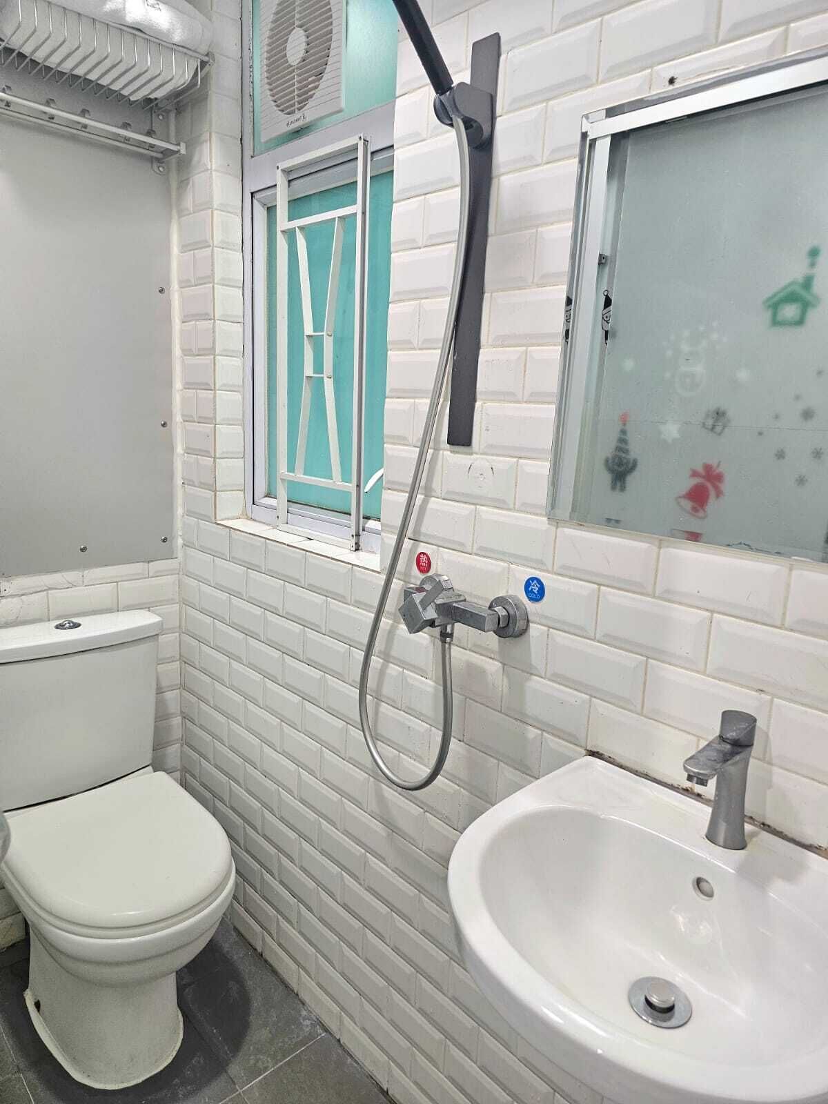 Quarto Triplo Familiar | Casa de banho | Um polibã, artigos de higiene pessoal grátis, um secador de cabelo 