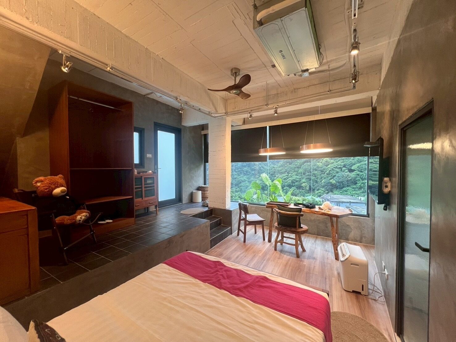 Quarto Duplo de Luxo, pátio, vista para a montanha | 1 quarto, roupa de alta qualidade, edredões de penas 