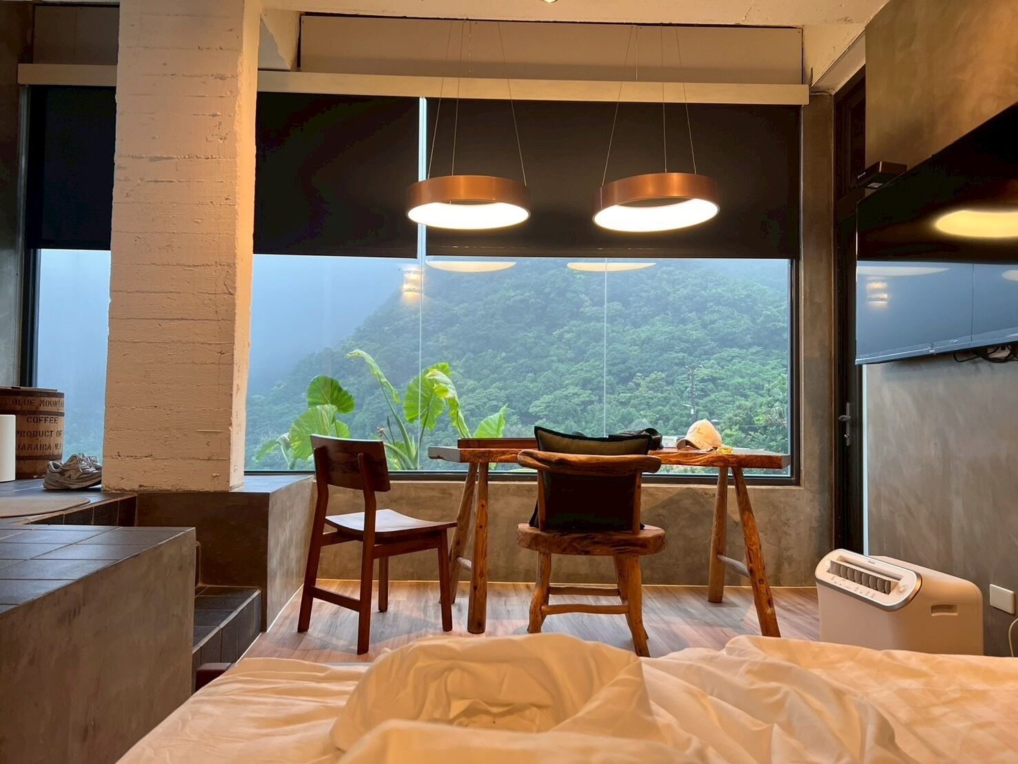 Quarto Duplo de Luxo, pátio, vista para a montanha | 1 quarto, roupa de alta qualidade, edredões de penas 