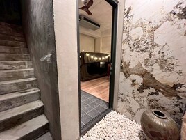 Quarto quádruplo superluxo | Banheiro | Secador de cabelo, chinelos, toalhas de banho 
