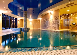 Piscina interna, espreguiçadeiras