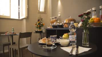 Café da manhã com buffet todos os dias (EUR 10 por pessoa)