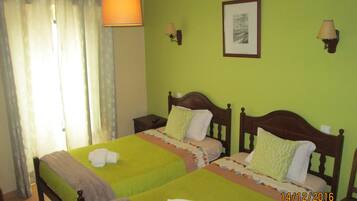 Quarto Twin, casa de banho privativa | Wi-fi grátis, roupa de cama fornecida