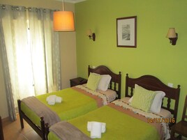 Quarto duplo, banheiro privativo | Wi-Fi de cortesia, roupa de cama