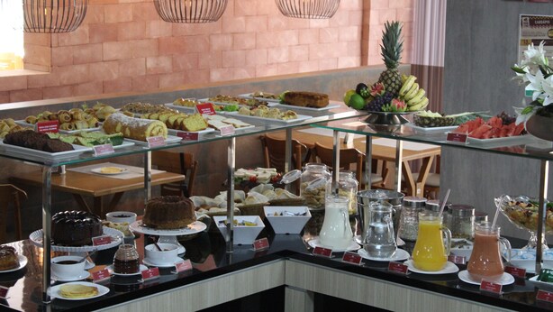 Buffet com diversos alimentos e bebidas.