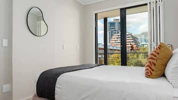 Apartamento, 2 quartos, vista para a montanha | 2 quartos, cofre no quarto, ferro/tábua de engomar
