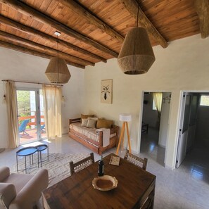 Cabana, vista para o vale | Área de estar | TV de tela plana, lareira