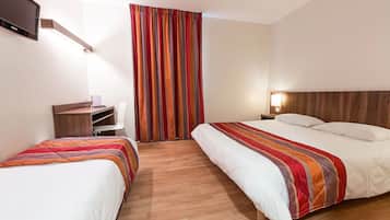 Quarto Triplo | Secretária, Wi-fi grátis, roupa de cama fornecida