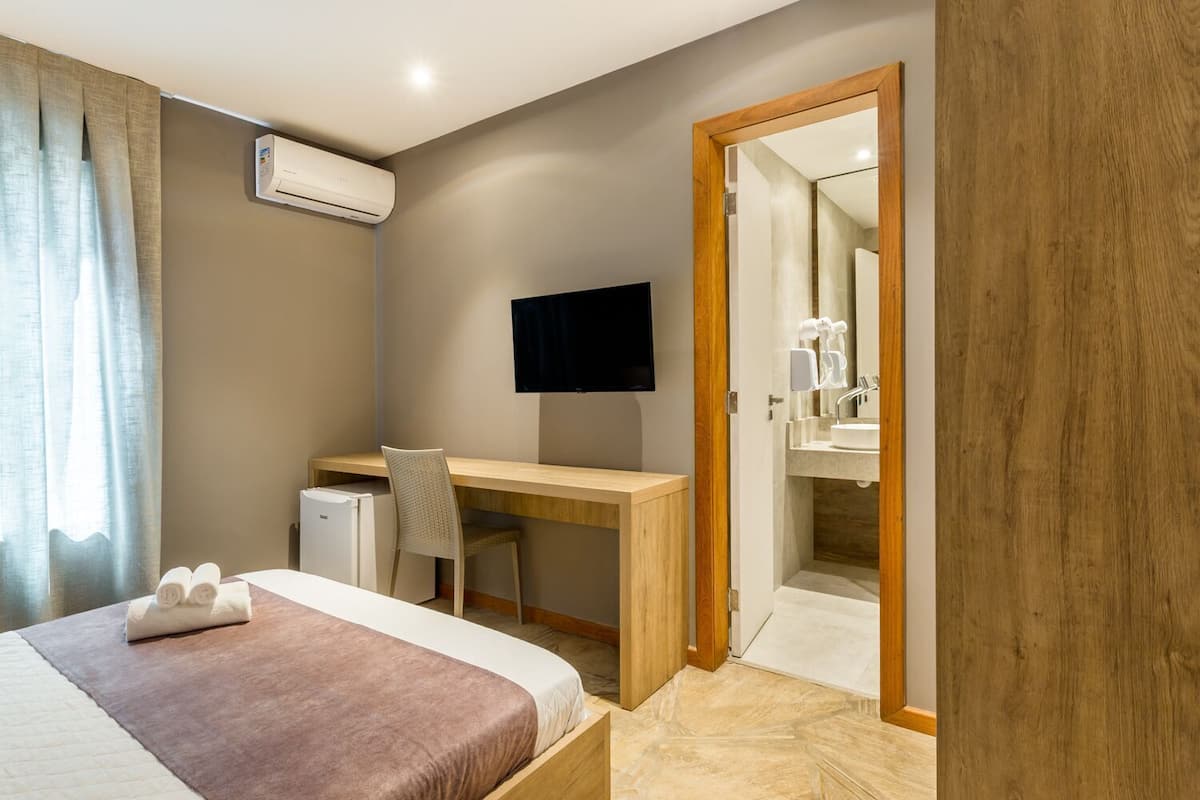 Frigobar, cortinas blackout, Wi-Fi de cortesia, roupa de cama