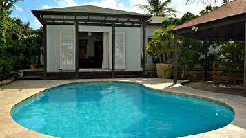 Piscina exterior, espreguiçadeiras