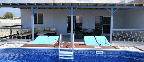 Piscina externa, espreguiçadeiras