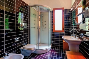 Quarto Duplo ou Twin Familiar, vista para o jardim, junto ao jardim | Casa de banho | Um polibã, artigos de higiene pessoal grátis, um secador de cabelo