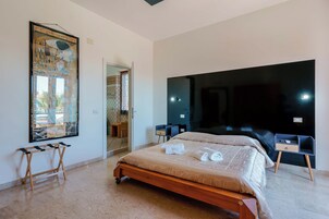 Minibar, cofre no quarto, secretária 