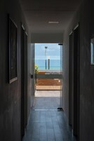 Cobertura superior, 3 quartos, vista para o oceano | Frigobar, cortinas blackout, Wi-Fi de cortesia, roupa de cama