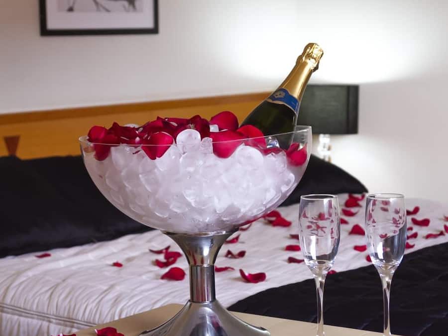 Minibar, secretária, Wi-fi grátis, roupa de cama fornecida