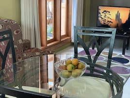 Condo superluxo, 2 quartos, vista parcial para o oceano, ao lado da piscina | Vista do quarto