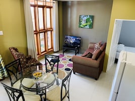 Apartamento de Luxo em Condomínio Fechado, 2 quartos, vista parcial para o oceano, junto à piscina | Vista do quarto
