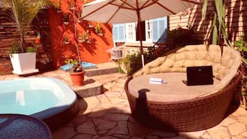 Piscina externa, espreguiçadeiras