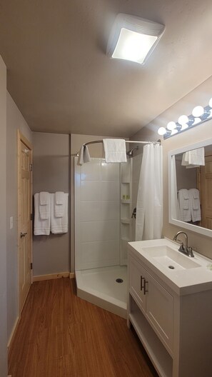 Quarto Tradicional, 2 camas queen-size, vista para a montanha | Casa de banho | Um polibã, artigos de higiene pessoal grátis, toalhas fornecidas 