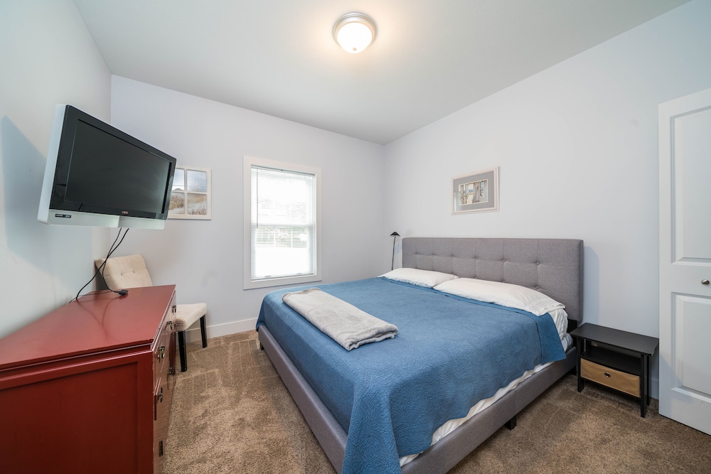 Saugatuck: Newer Home ~ Steps From Everything! - Saugatuck, MI
