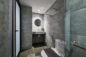 Chuveiro, produtos de toalete grátis