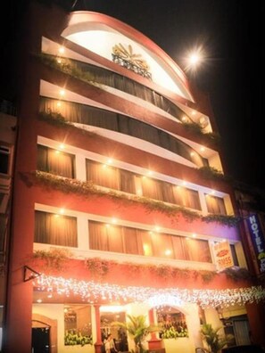 Fachada da propriedade à noite