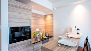 1 quarto, cofre no quarto, secretária, quartos insonorizados