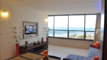 Apartamento, 2 quartos, de frente para a praia | Sala de estar | TV de tela plana