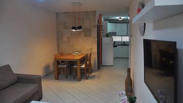 Apartamento conforto, 2 quartos | Opções para refeição no quarto