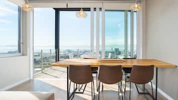Apartamento Comfort, 2 quartos, Vista para a cidade | Refeições no quarto
