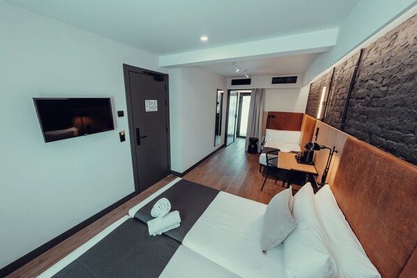 Quarto Triplo Standard | Cofre no quarto, cortinas/cortinados opacos, Wi-fi grátis