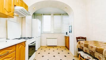 Apartamento, 1 quarto | Cozinha privada | Um frigorífico, um micro-ondas, um forno, uma chaleira elétrica