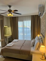 Deluxe Balkonlu , Deniz Manzarali Oda | Minibar, secretária, secretária adequada para computadores portáteis 